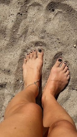 Браслет на ногу — яркое дополнение образов ☀️