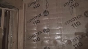 STEICOzell нагнетается в конструкции профессиональной установкой Уралэкомастер 1100