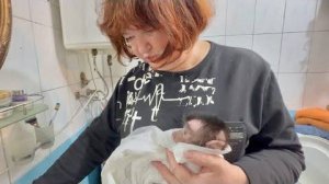Я умыла малышку и мы отправились отдавать ее маме Лиде