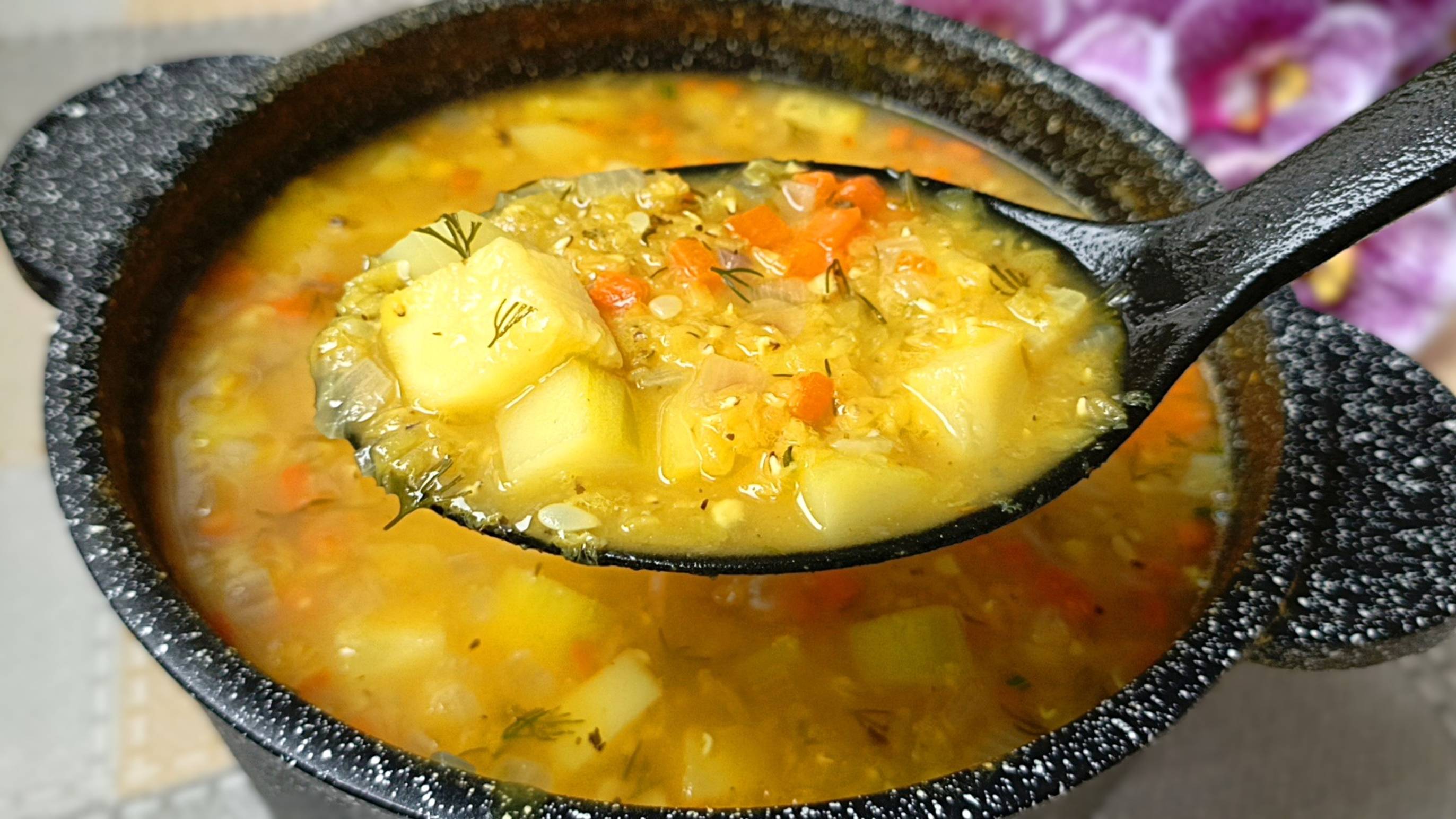 Чечевичный суп без мяса с кабачком и сыром за 30 минут