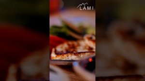 ЛамБургер LAMI со сметанным соусом и свежими овощами и авокадо