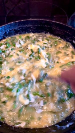 Стрелки чеснока я надеюсь вы не выбрасываете? Это же офигительно вкусно! Почти рецепт