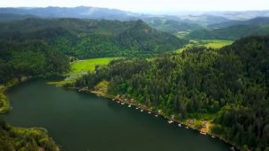 Нежные объятия тумана над рекой, где время течёт в ритме капель