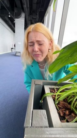 ПОЧЕМУ ДЕВУШКА ПЛАЧЕТ..? 😢
