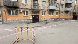 Многоэтажка уходит под землю в Красноярске