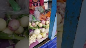 С Юлькой на прогулку по магазинам и на рынок.