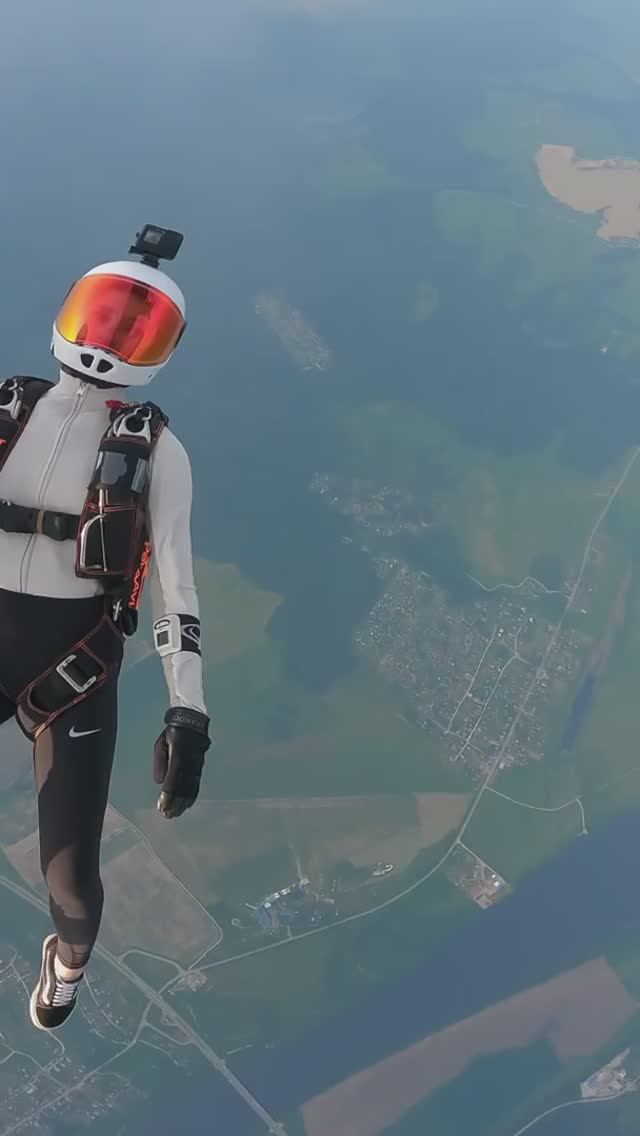 Пора бы улыбаться, когда выпрыгиваешь из самолета