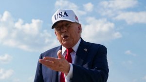 Песков: РФ внимательно относится к заявлением президента США