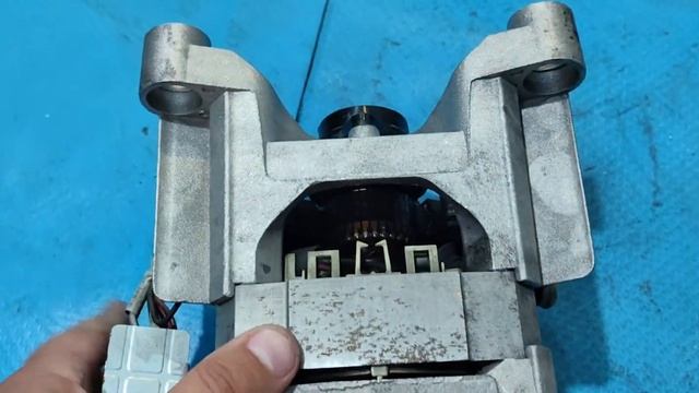 Машинка Аристон работает рывками.