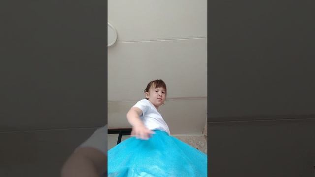 Варя танцует танец вампиров