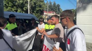 Противникам саммита Молдавия - Евросоюз не позволили собраться у резиденции Майи Санду