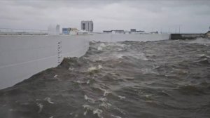Затопленные пляжи и сорванные крыши: в Петербурге бушует шторм