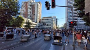 Водят хороводы, бросаются стульями: протесты в Белграде мешают жизни города