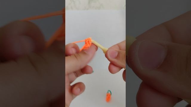 Плетение из резинок на крючке морковка