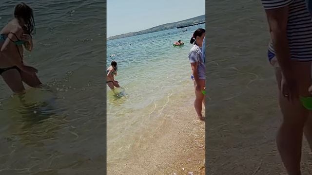 последний репортаж из серии есть ли мазут на пляжах Крыма. В Феодосии нет.