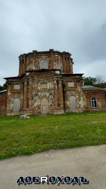 Необычной красоты заброшенная церковь.