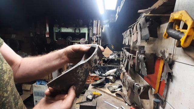 Посылка с топорами и инструментарием