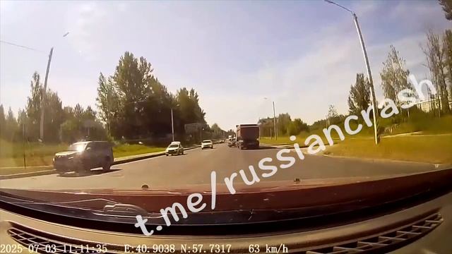 Уверенно так грузовик хотел обойти.