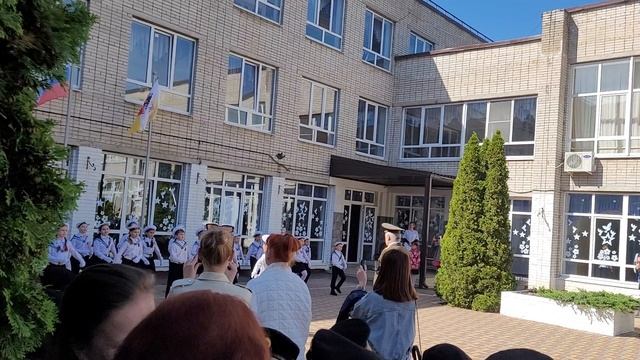 Смотр строя и песни среди третьих классов Краснодарской школе, одна из параллелей, все моряки!