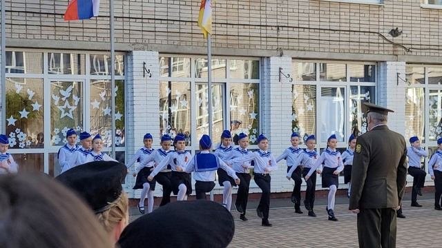 Смотр строя и песни среди третьих классов в Краснодарской школе,  отряд Моряки