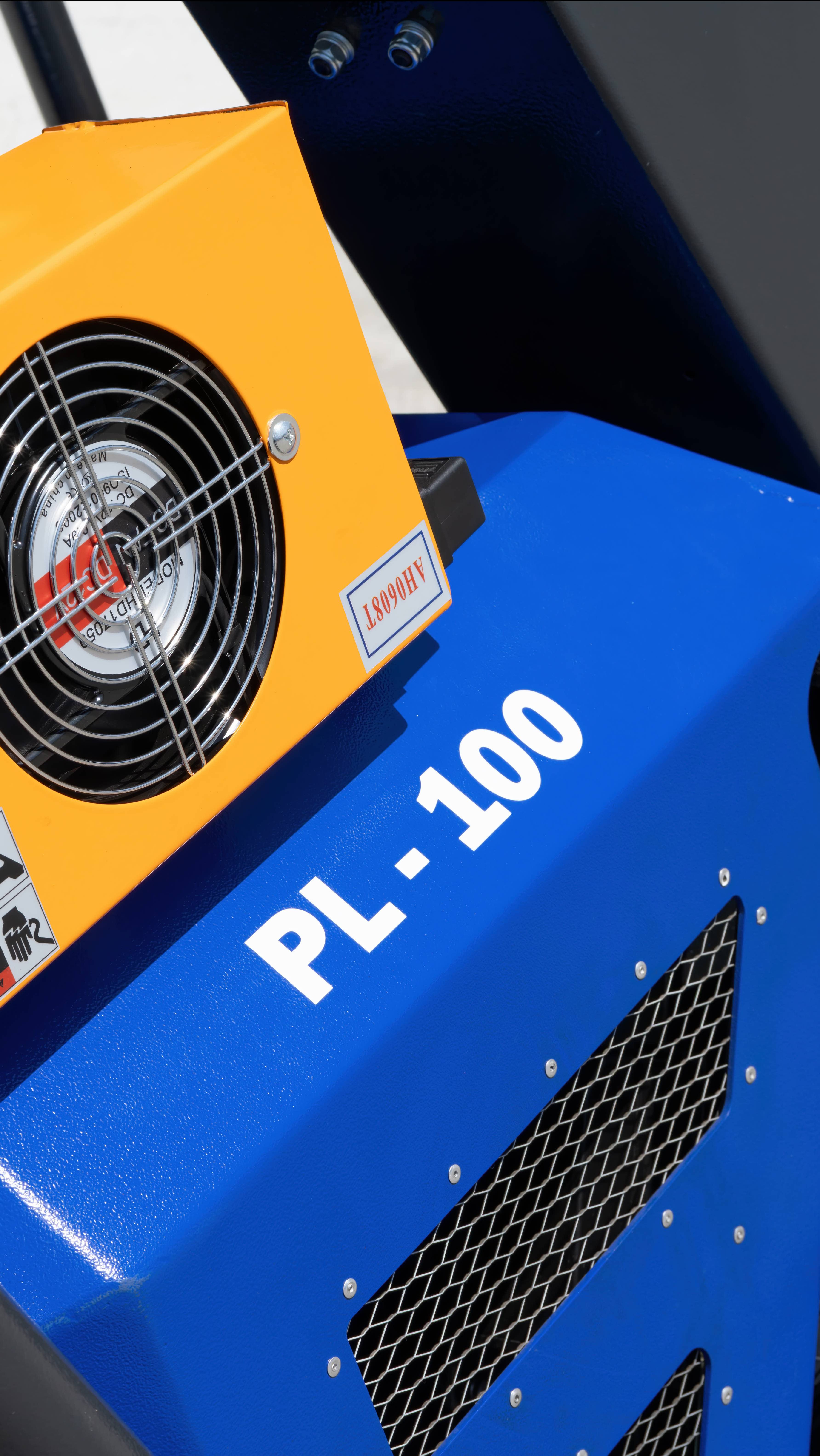 Российский мини-погрузчик ГИДРОМАШ PL-100 – просто о технике