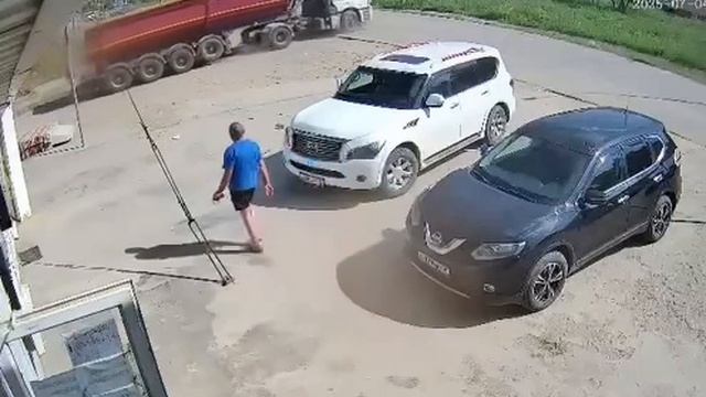 Не лезьте под грузовик, у него много слепых зон!
