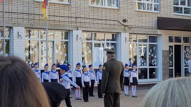 Смотр строя и песни среди третьих классов Краснодарской школы, рапорт командира отряда Моряки