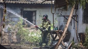 Как тушили горящий дом огнеборцы МЧС России по улице Новороссийская в Севастополе