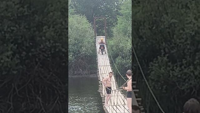 отец-каскадер едет на мопеде через подвесной советский мост