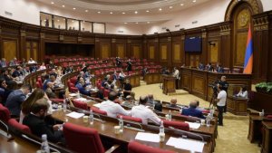 Продолжение конфликта с церковью и драка: о противостоянии Пашиняна и оппозиции