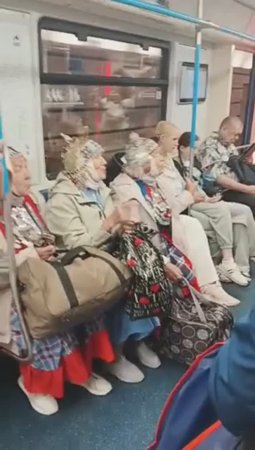Коллектив из Новоселки в метро Москвы.