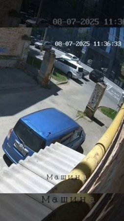Подростки на электросамокате влетели в машину при выезде со двора в Краснодаре