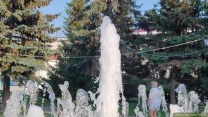 Играю на гуслях у фонтана в центре города Богородск. 2025.07.08 Светлозар Чукотский