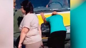 Украинка безуспешно пыталась помешать увезти на автобусе мобилизованного сына