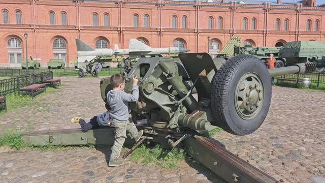Внуки в Артиллерийском музее (Санкт-Петербург, 2025)