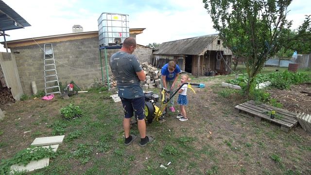 КУПИЛИ НОВЫЕ СОРТА КЛУБНИКИ/СЛОМАЛСЯ КУЛЬТИВАТОР/ПЕРЕКОПАЛИ ПОД ПОСАДКУ КЛУБНИКИ/КРЫША ПОЧТИ ГОТОВА.