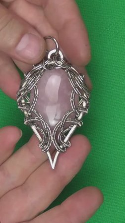 Кулон ручной работы из камня розовый кварц и проволоки из нейзильбера