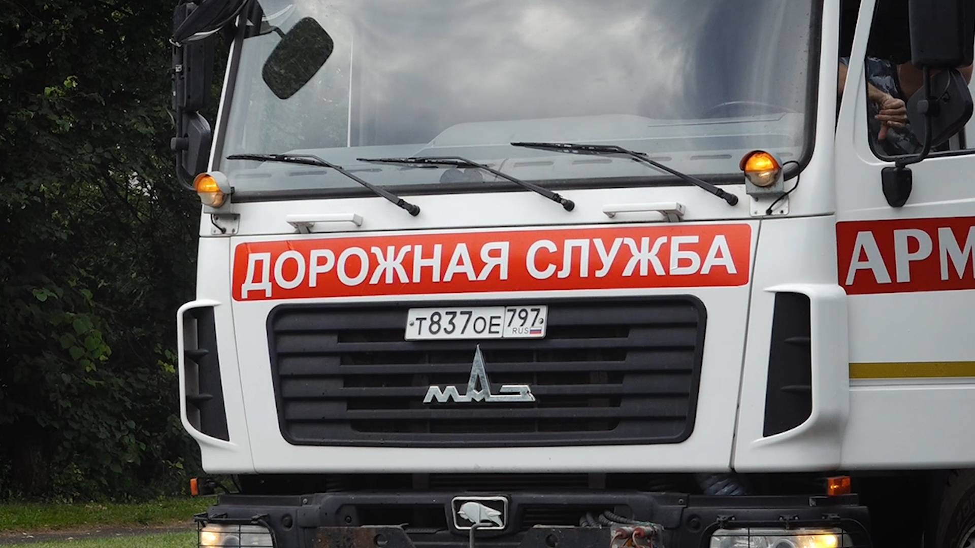 На улицы округа вышла поливальная техника