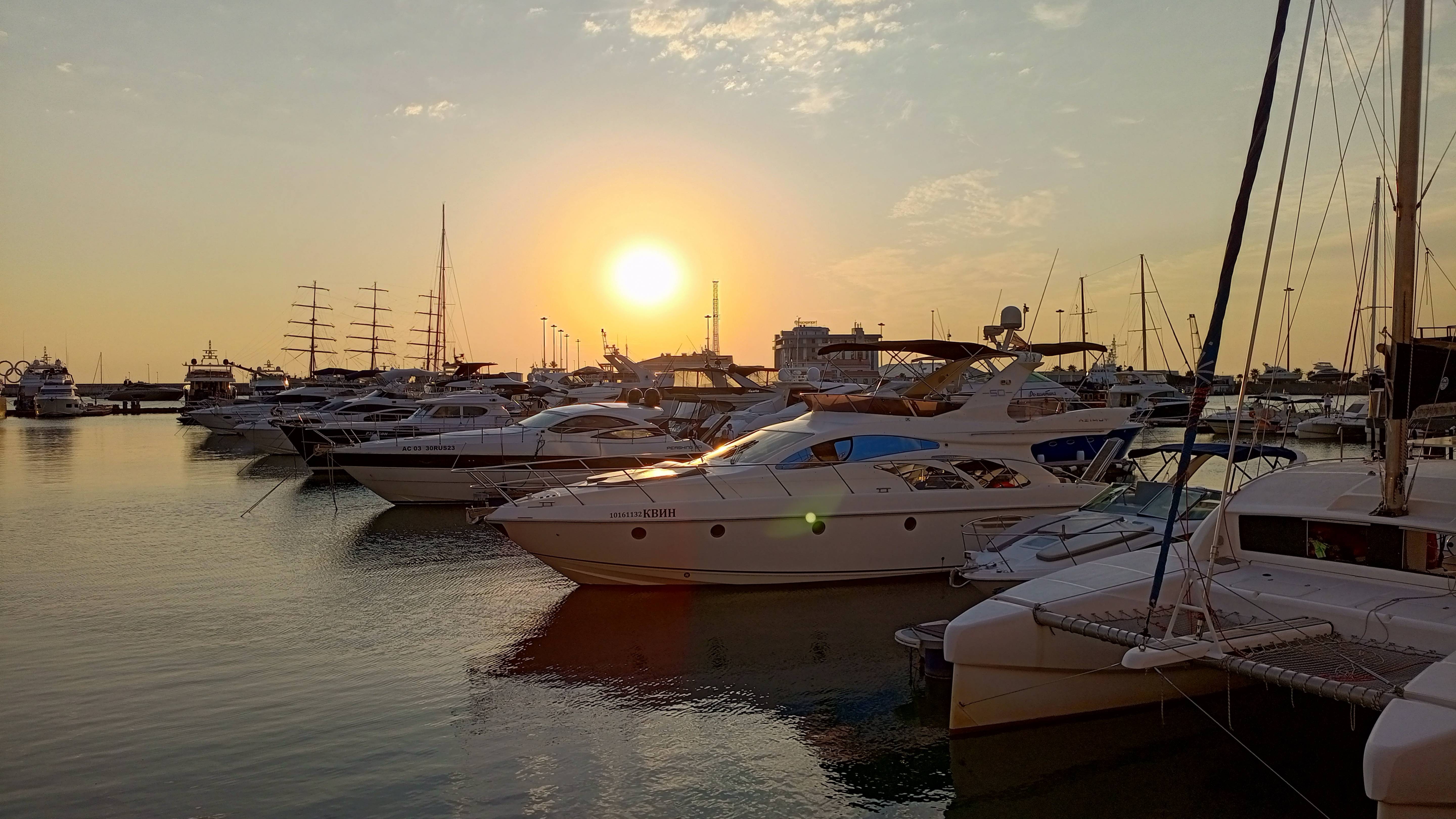 МОРСКИЕ ПРОГУЛКИ НА ЯХТАХ В СОЧИ