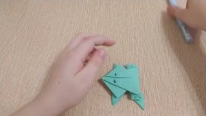 Прыгающая лягушка из бумаги в технике оригами - как в детстве