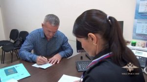 Ирина Волк: Полиция вручила гражданину Казахстана свидетельство о предоставлении временного убежища