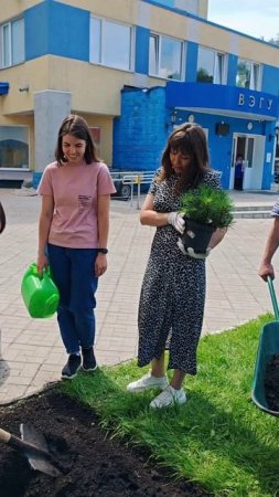 Сажаем деревья в Академии ВЭГУ.