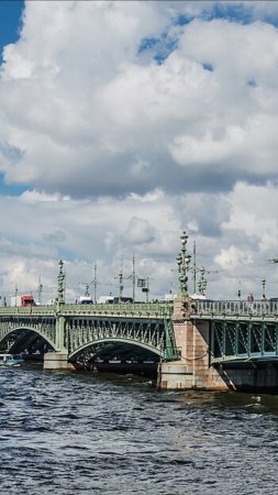 Под  пролетом Троицкого моста в Санкт-Петербурге