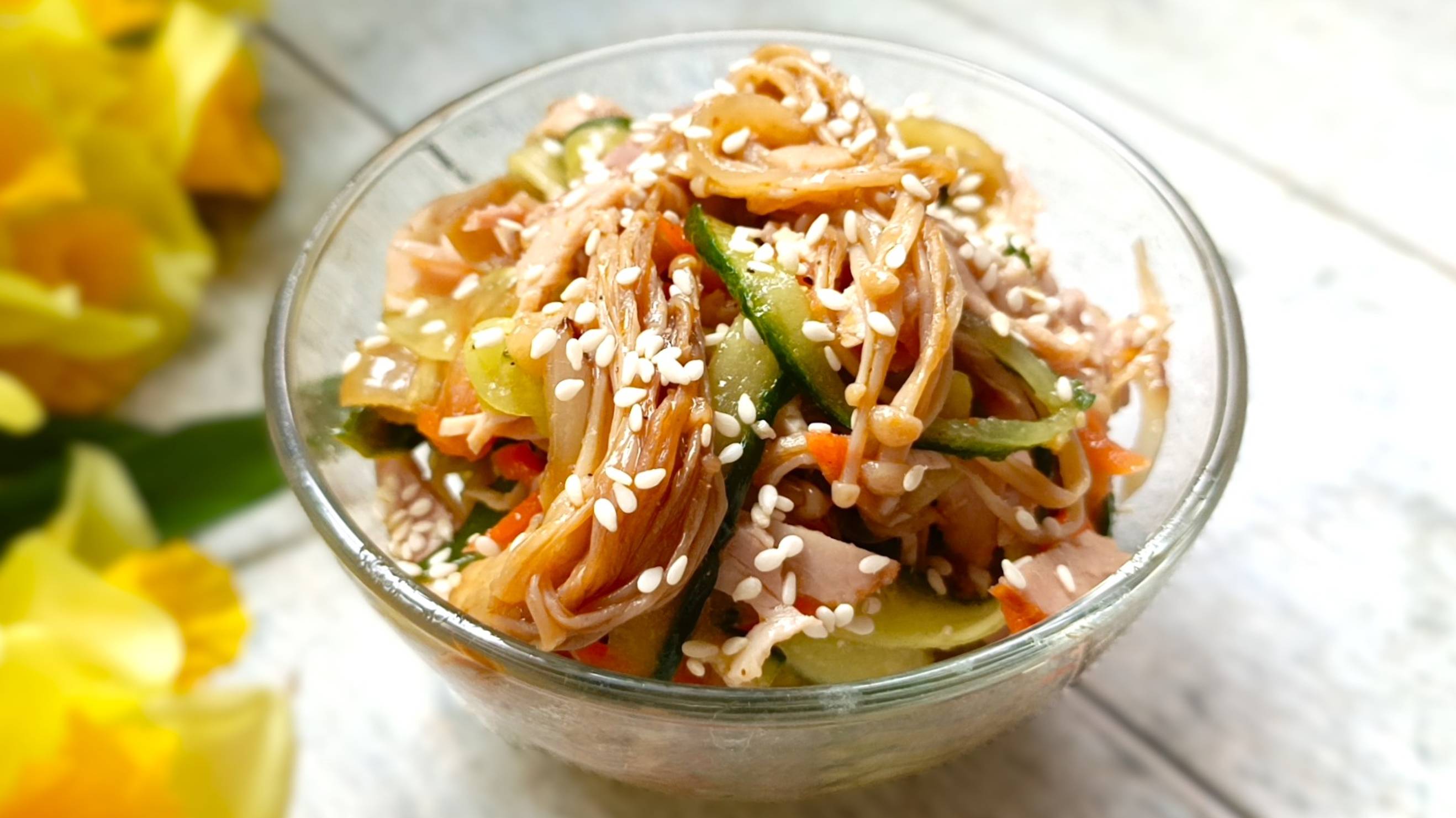 Теплый салат с ветчиной и грибами эноки - простой рецепт