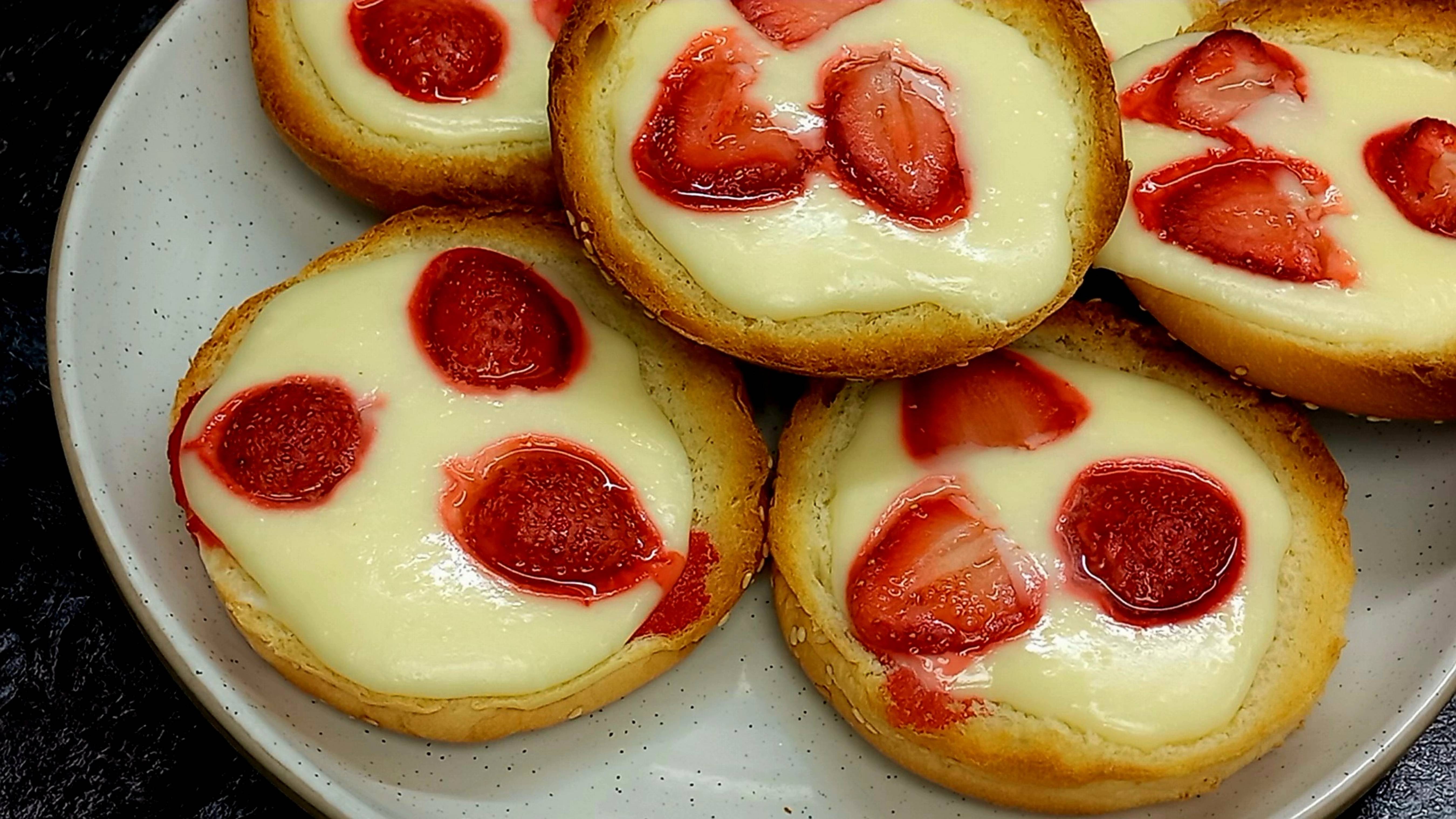 Булочки с кремом и клубникой в духовке