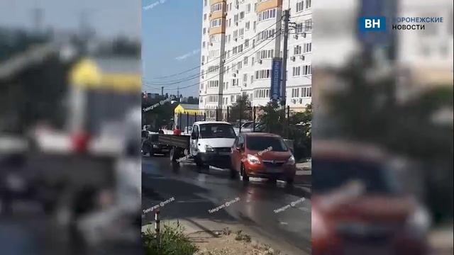 Дурно пахнущая воду затапливает улицу в Коминтерновском районе