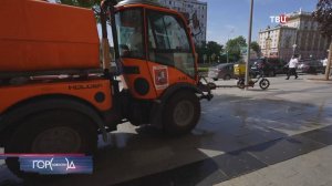 Столичные коммунальщики поливают дороги из-за жары / Город новостей на ТВЦ