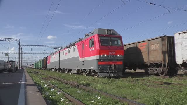 Электровоз 2ЭС6-951 "Синара" (ТЧЭ-12) с грузовым поездом следует по 4-му пути на ст. Узуново.