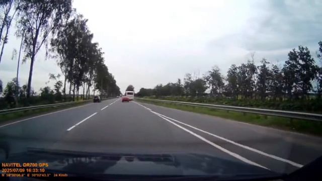 Нормально так зевнул