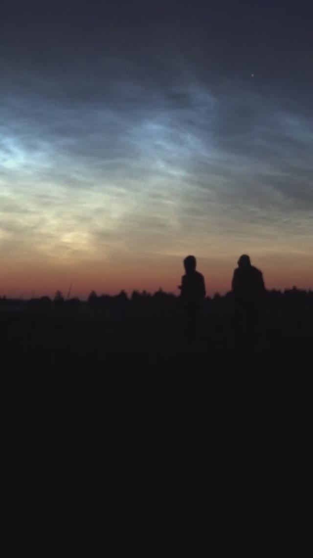 Ночь в поле с серебристыми облаками